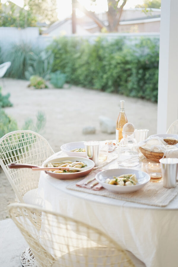 how to host an effortless spring outdoor dinner party – almost makes ...