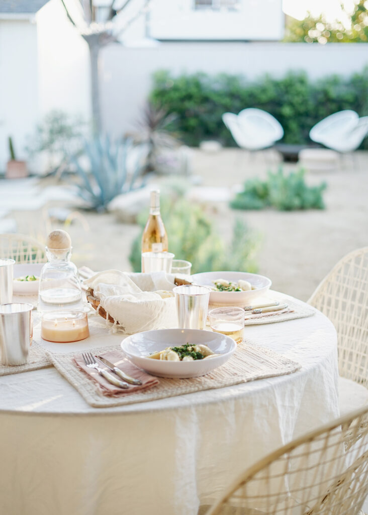 how to host an effortless spring outdoor dinner party – almost makes ...