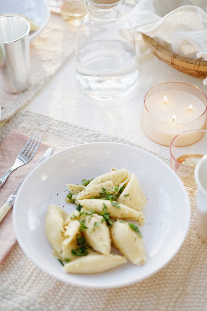 how to host an effortless spring outdoor dinner party – almost makes ...